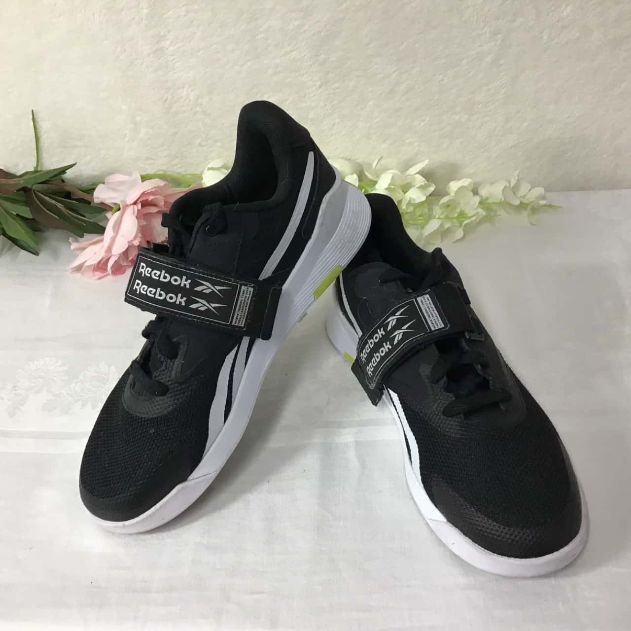 *REDUCED* Reebok Mens Size 9.5 Black / White Lace up / Rip Tape Trainers