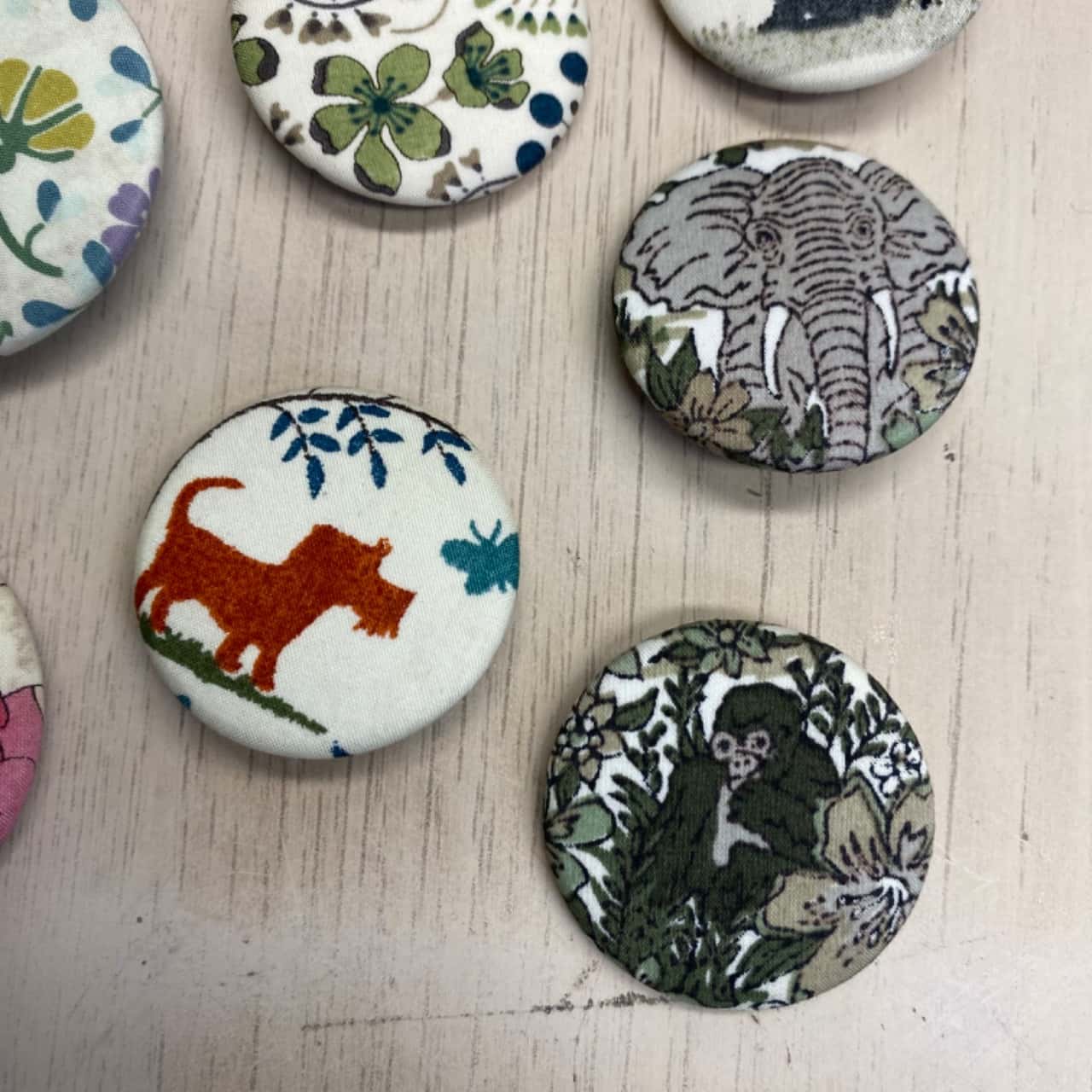 10 Womens Cloth Covered Badges Pins Multicoloured (s)