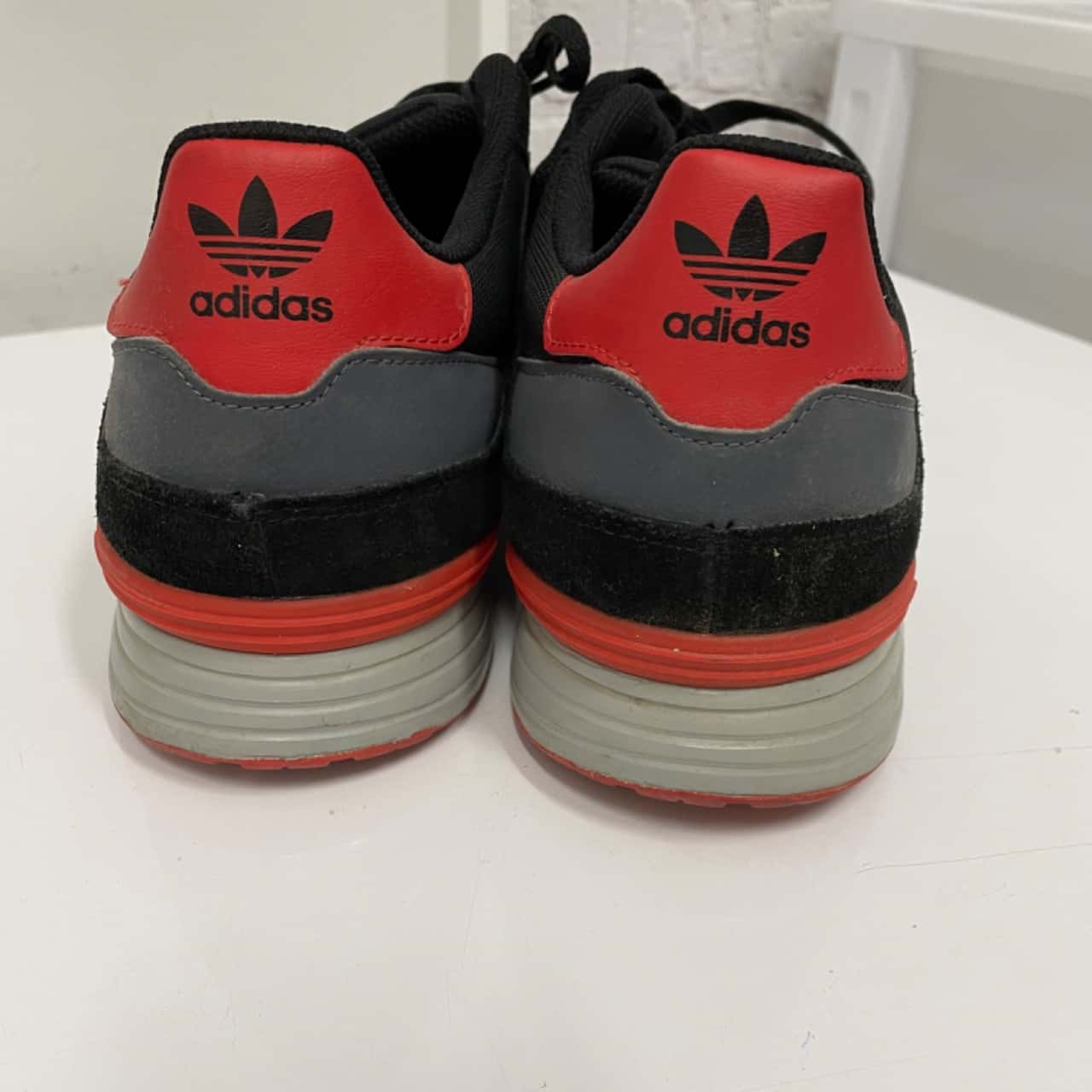 Adidas Mens Size 10.5 Black / Red / White (s)