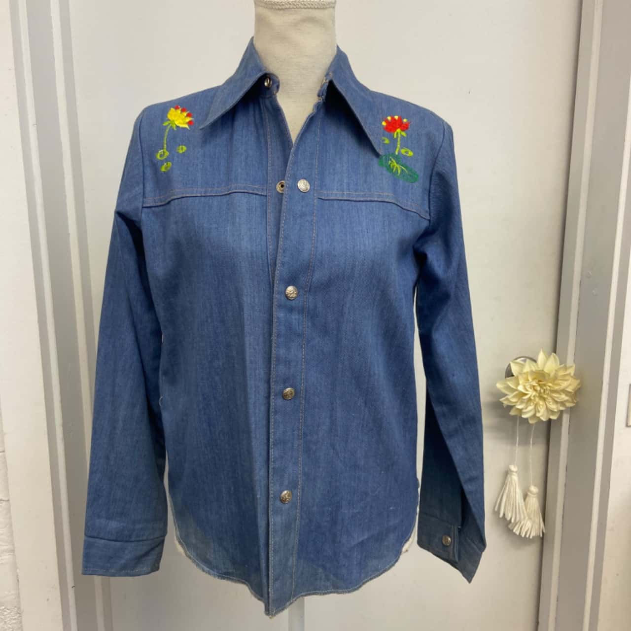 Vintage embroidered denim shirt Size 8