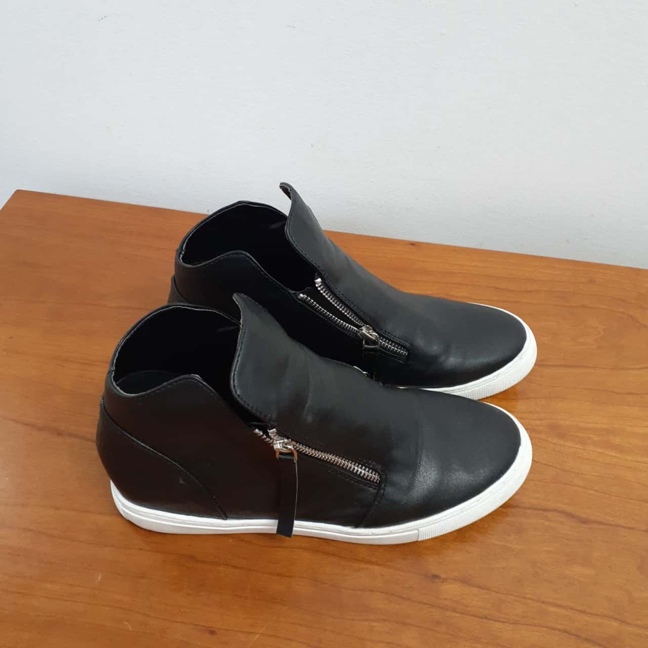 VYBE Womens Size 39 (s)