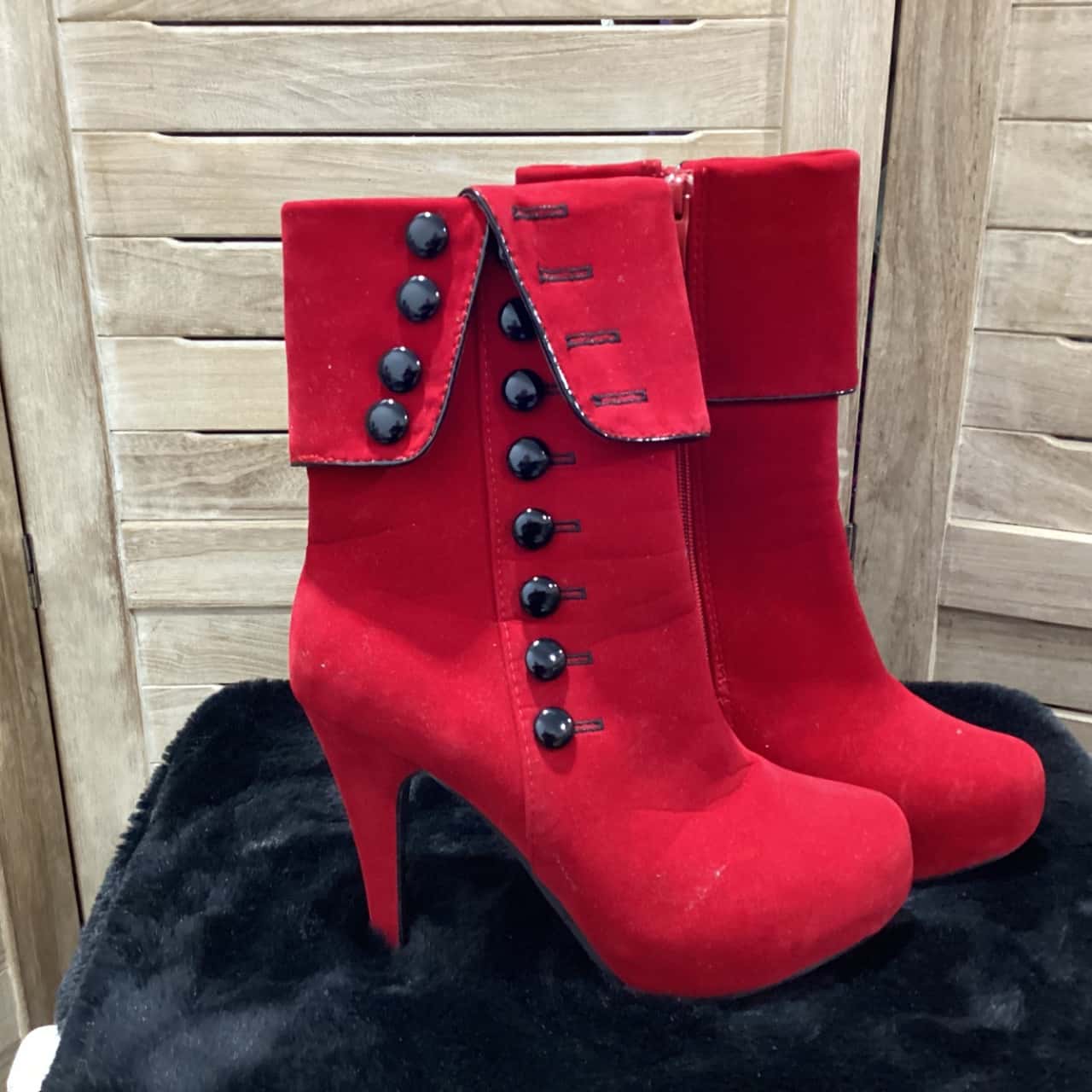 Womens Size 38 Black / Red boots