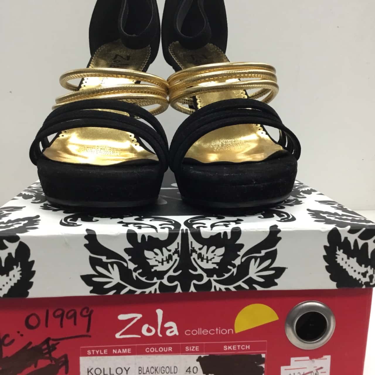 Zola Womens Size 40 Black / Gold Heels