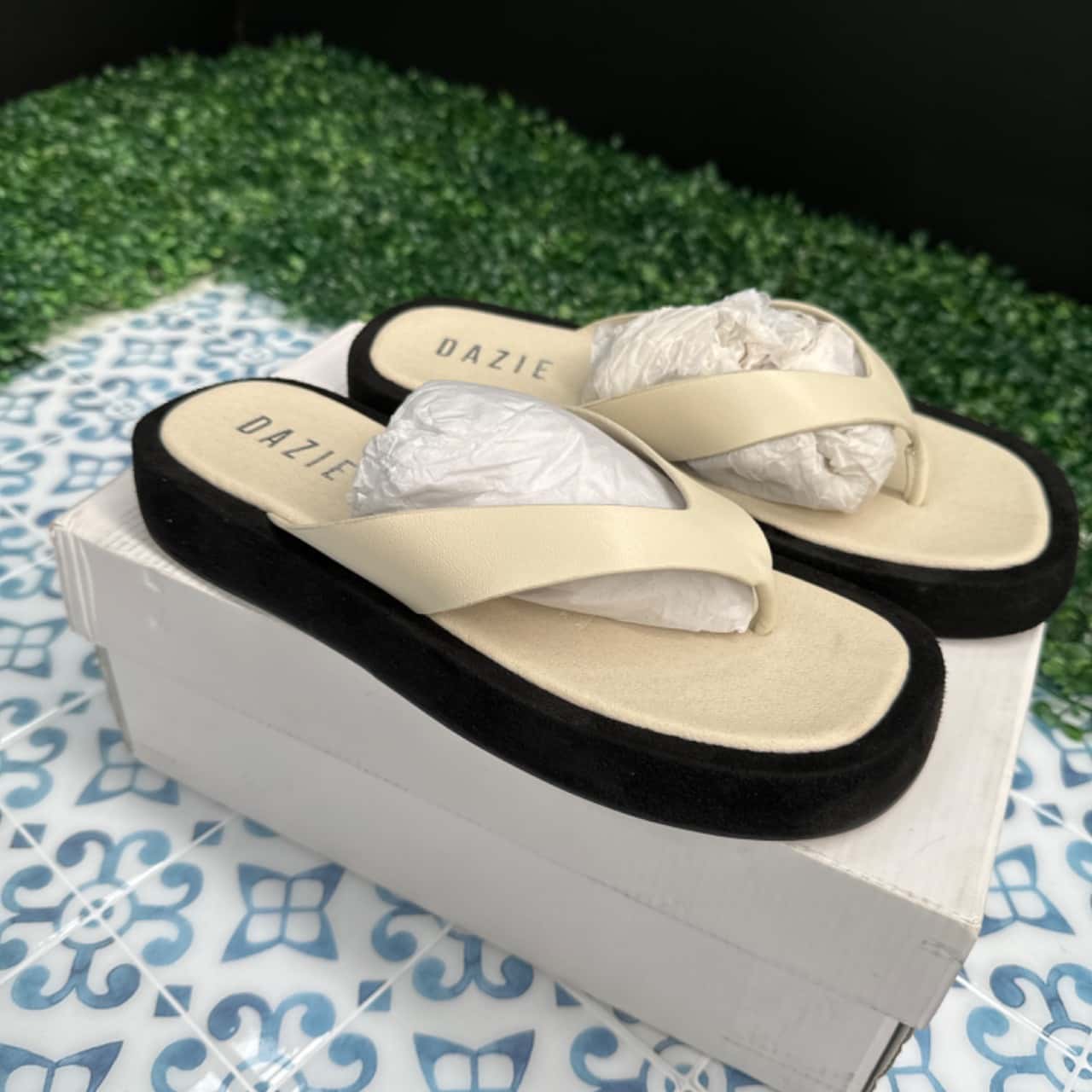 Dazie Size 8 Beige Thongs NEW