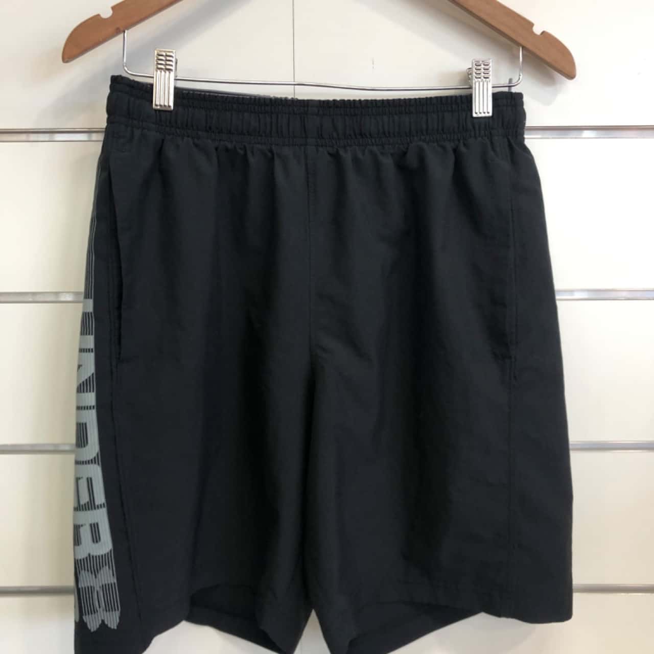 Under Armour Mens Heatgear Size M Black sports shorts.(s)