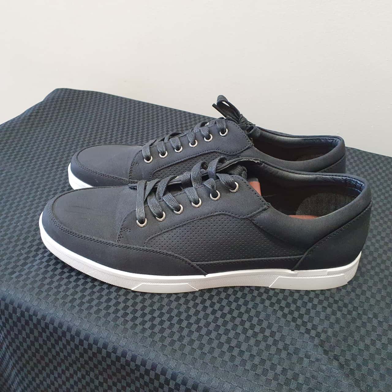 ** REDUCED ** Connor Men's Riverdale Shoe Size 9 Black (s)