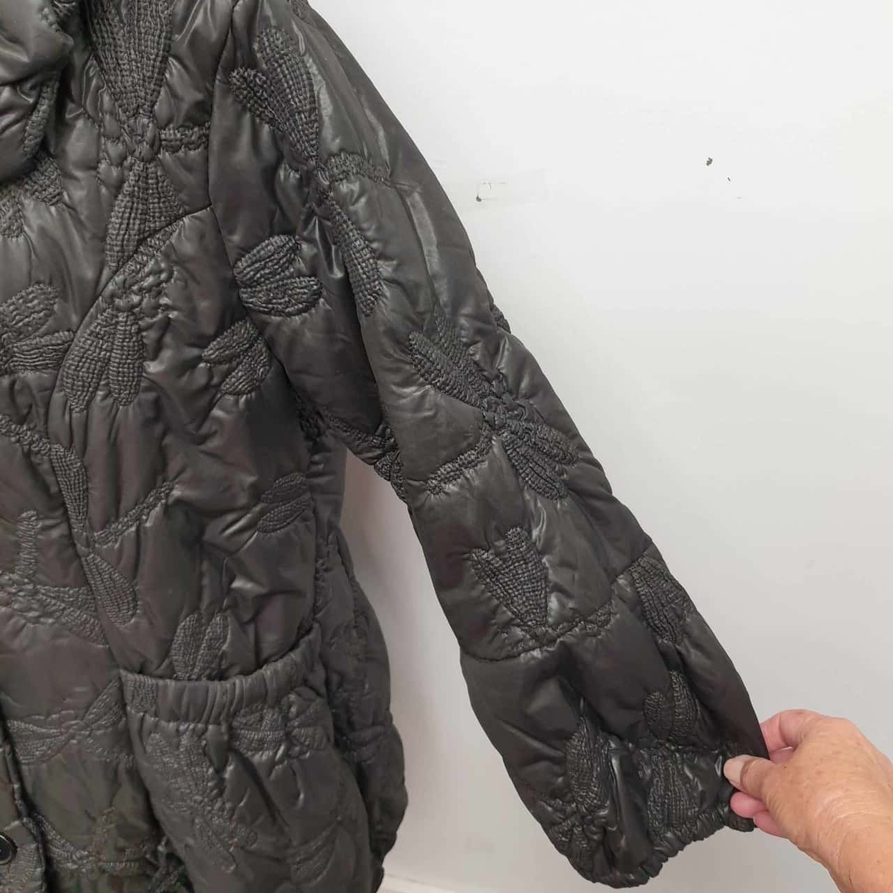 TARAVA Gorgeous /Light Weight /Black /Embossed Dragonfly Pattern ...