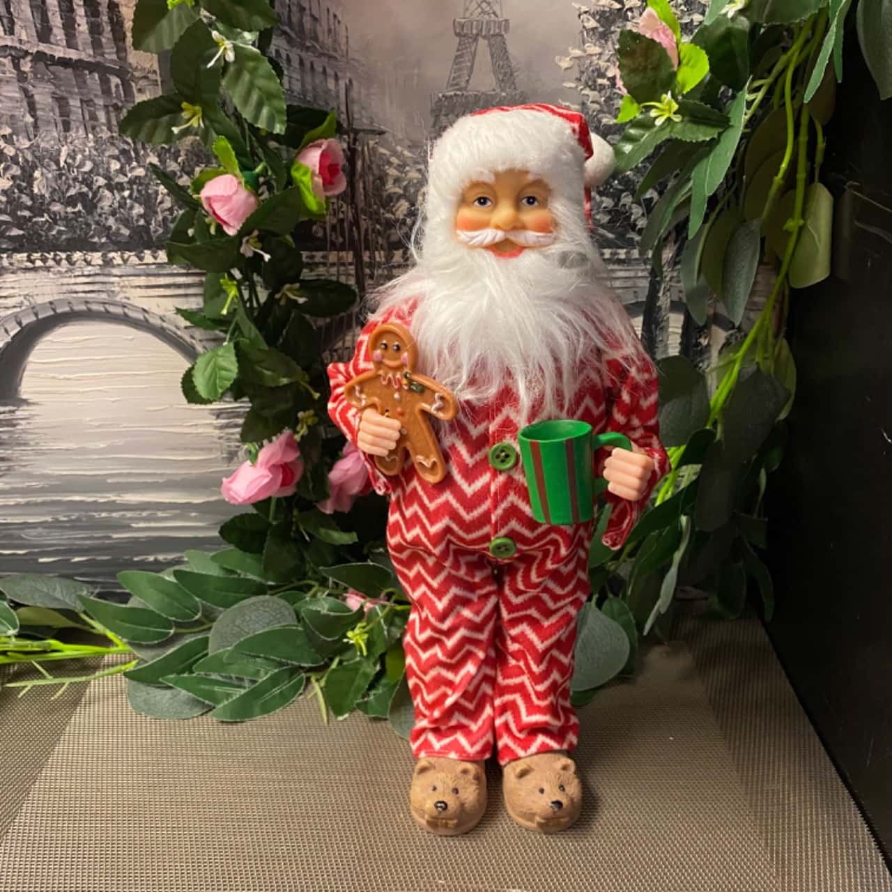 Christmas morning theme Santa statue. (s)