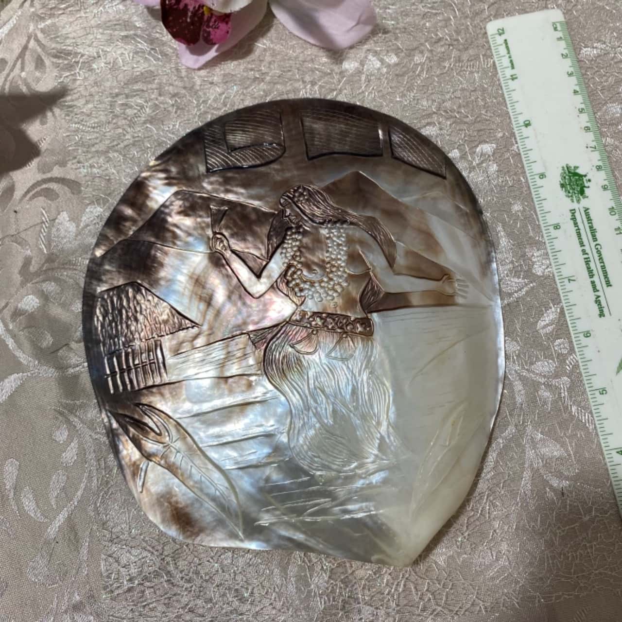 Large mother of pearls shell Dance(s)