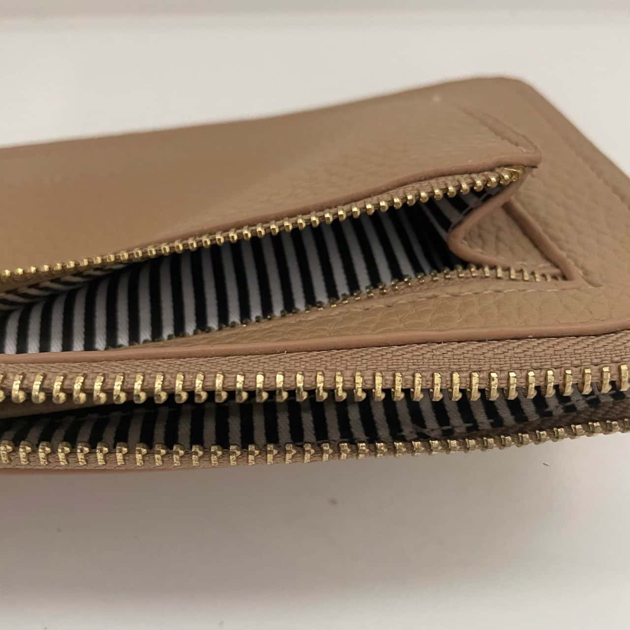 LOUENHIDE Womens Purse Beige / Gold Zip (s)