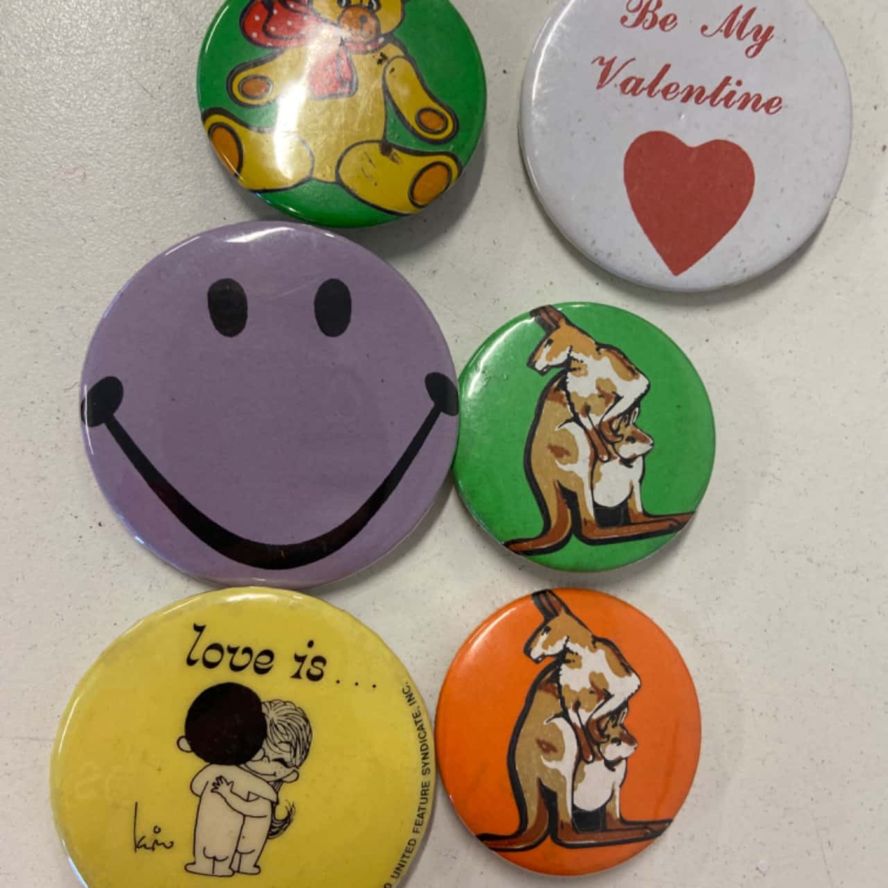 6 vintage tin badges(s) 6 vintage tin badges(s)