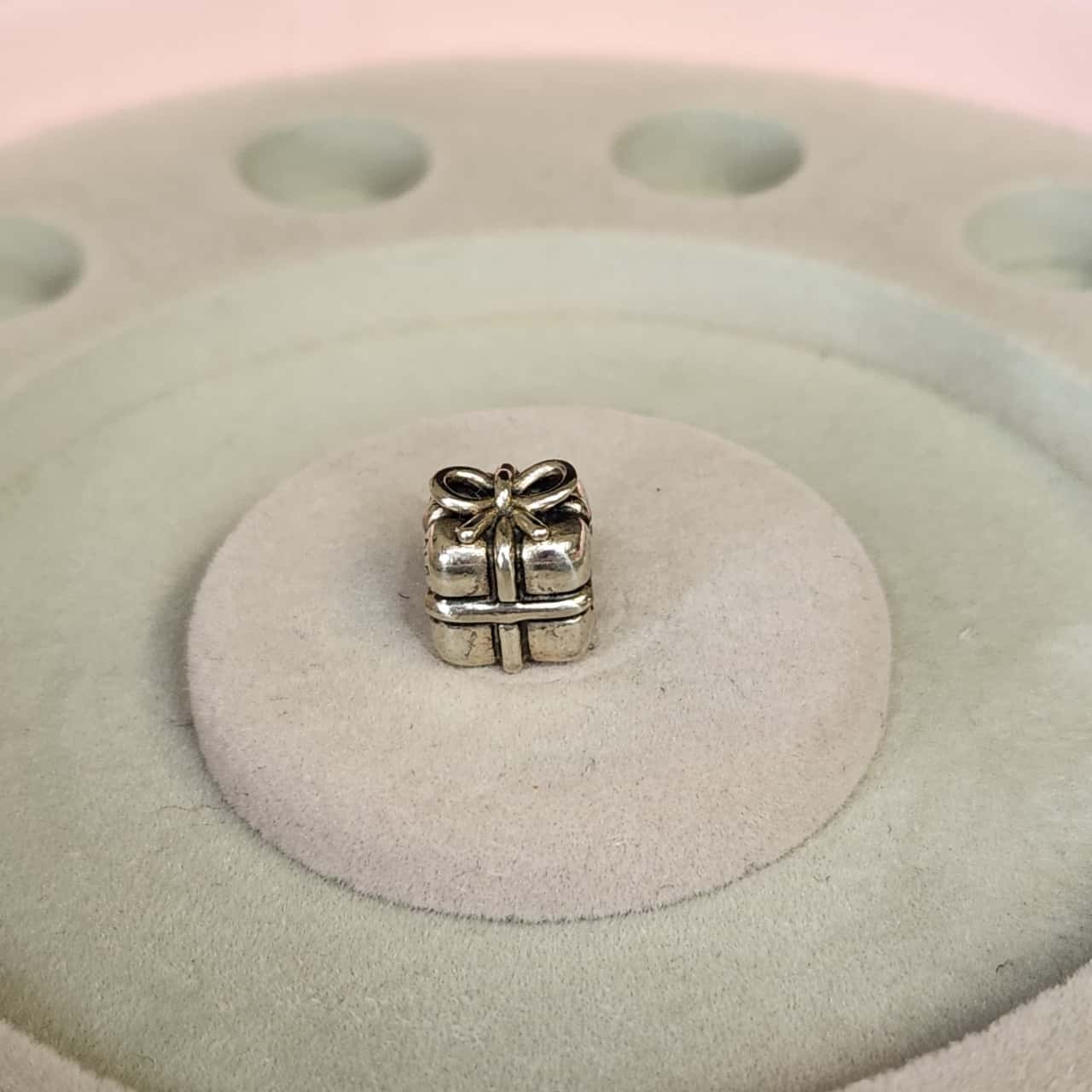 Pandora - Present Charm - Retired (s)