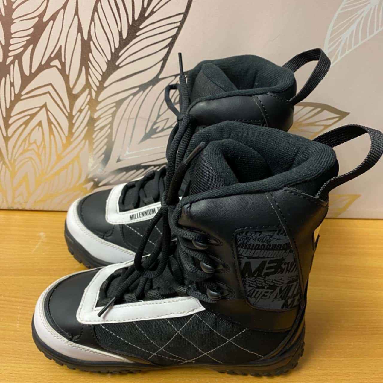 Brand new Millennium Three Mens Size 4US snow boots