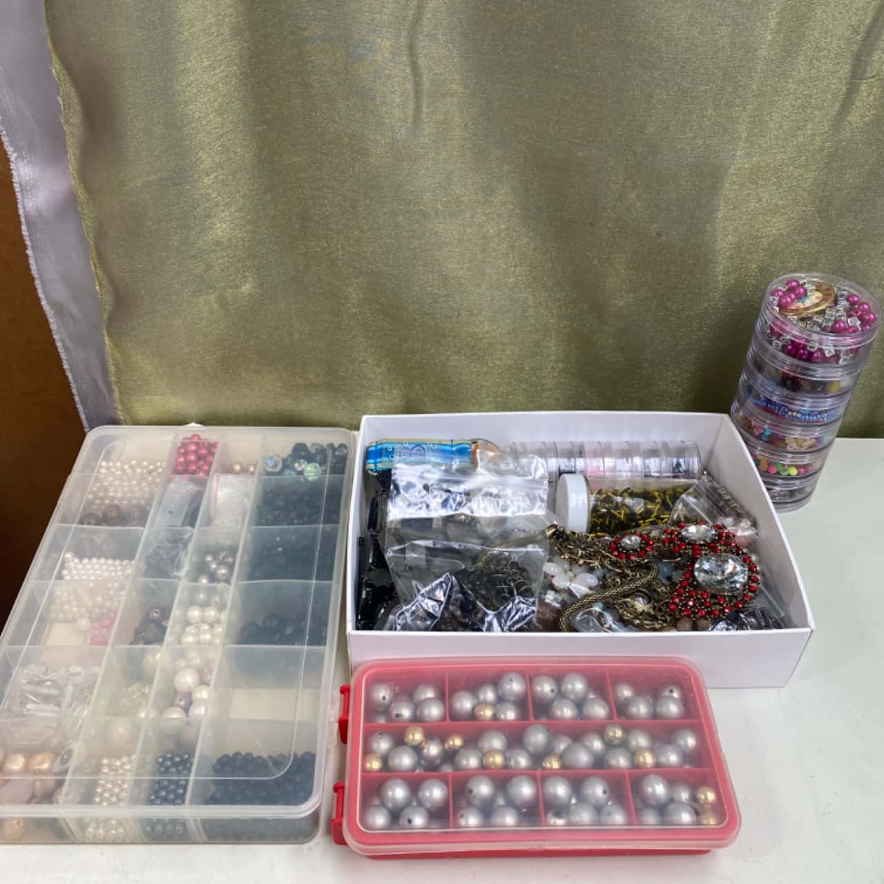 Assorted beads / broken jewellery (s)