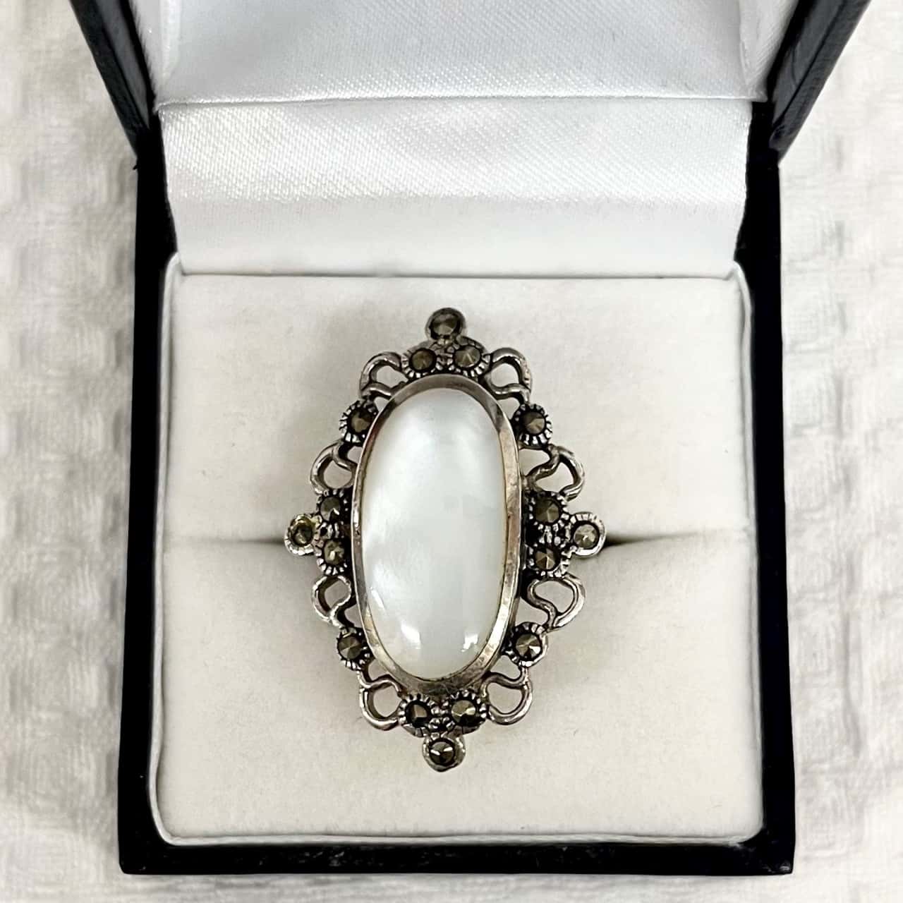925 Silver Decorative Ring with a Pearly White Stone(s)