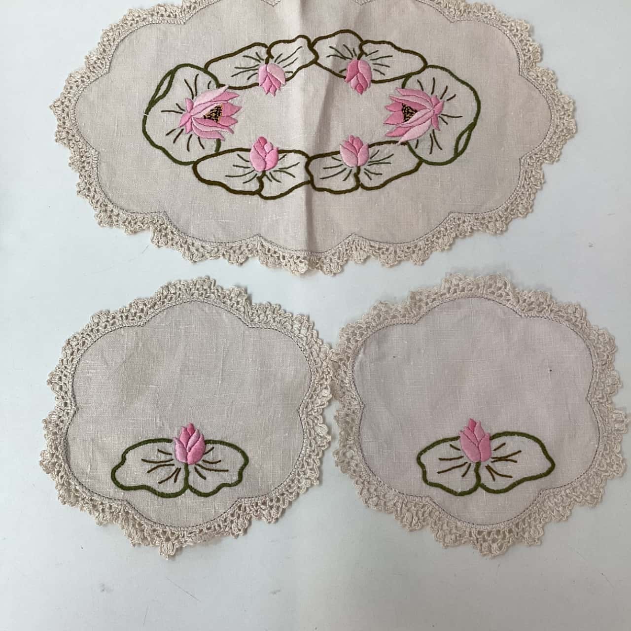 Embroidered doylie set