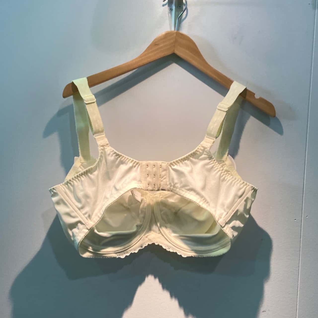 Triumph Womens Size 16E Bra Off White s Triumph Womens Size 16E Bra Off White s
