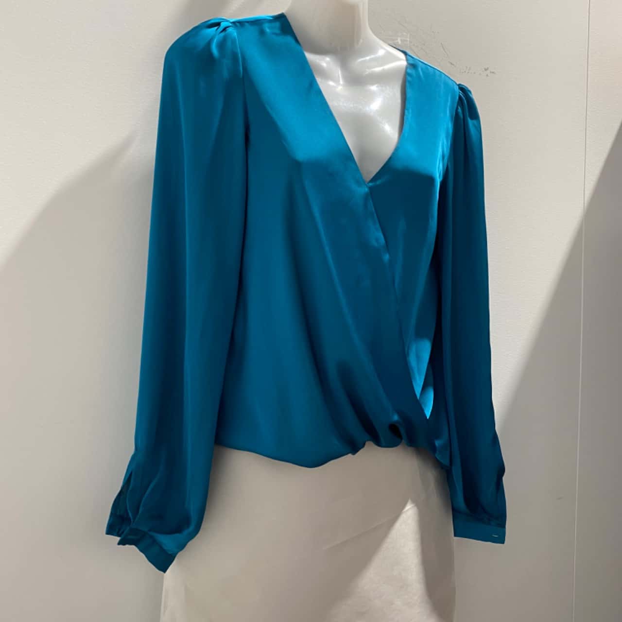 NWT. Portmans . Womens Size 6. Turquoise satin feel, long sleeves ...