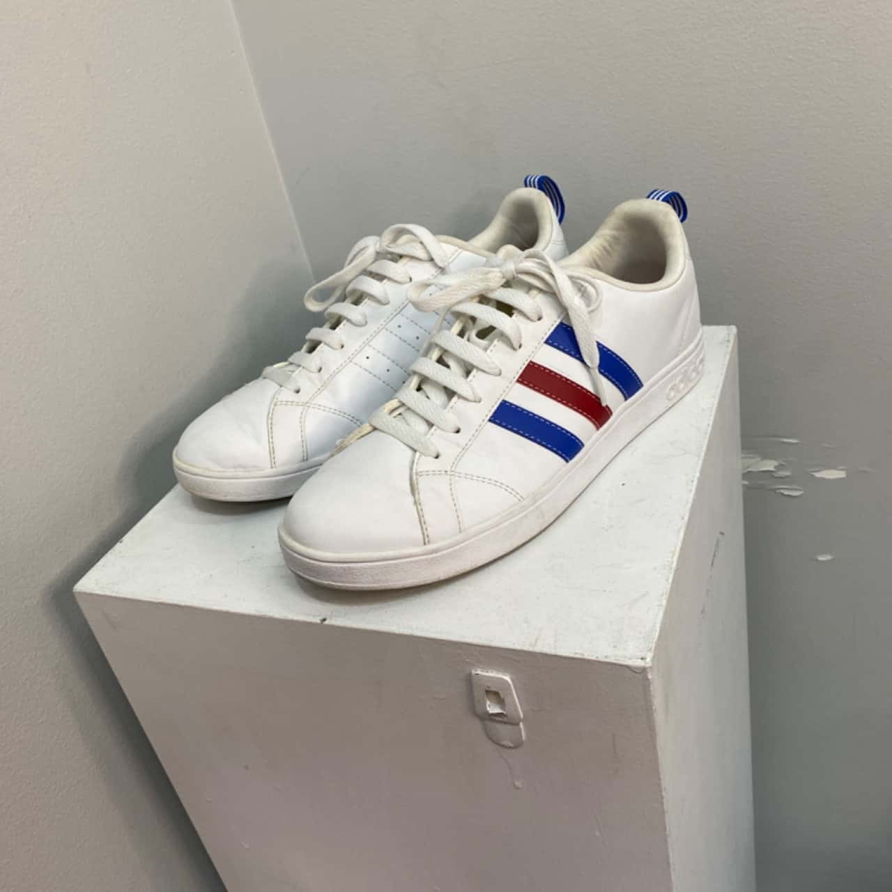 Adidas Mens Retro Style Sneakers Size 9 Blue / Red / White