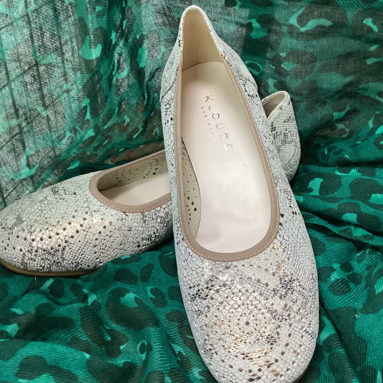 Klouds Size 40 Flats Beige / Gold / White Wide Fit(s)