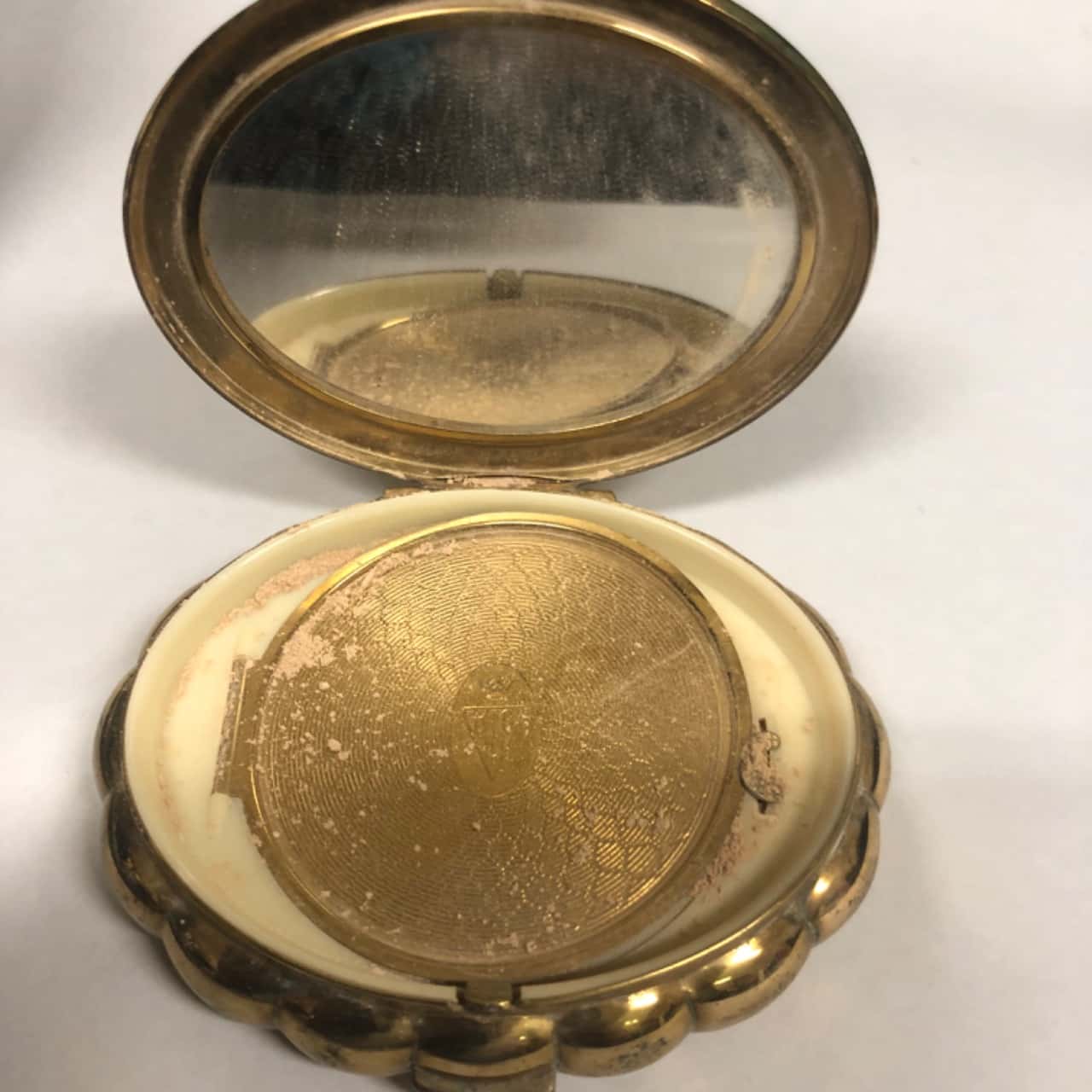 Vintage KIGU Powder Compact Gilt engraved with scalloped base(s)