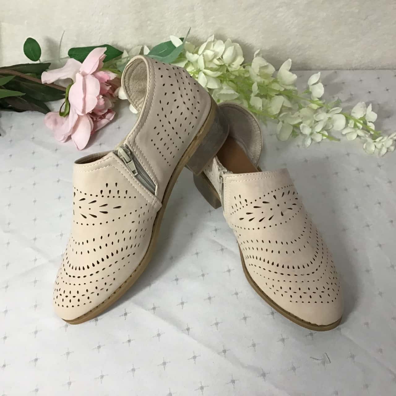*REDUCED* Womens Size 35 Beige Cut-out Detail / Open Side Low Heel Shoes