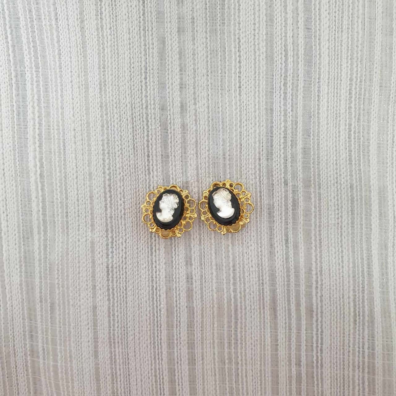 Striking Gold Tone Filigree Carved Pearlessence Opaque Cameo on Black ...