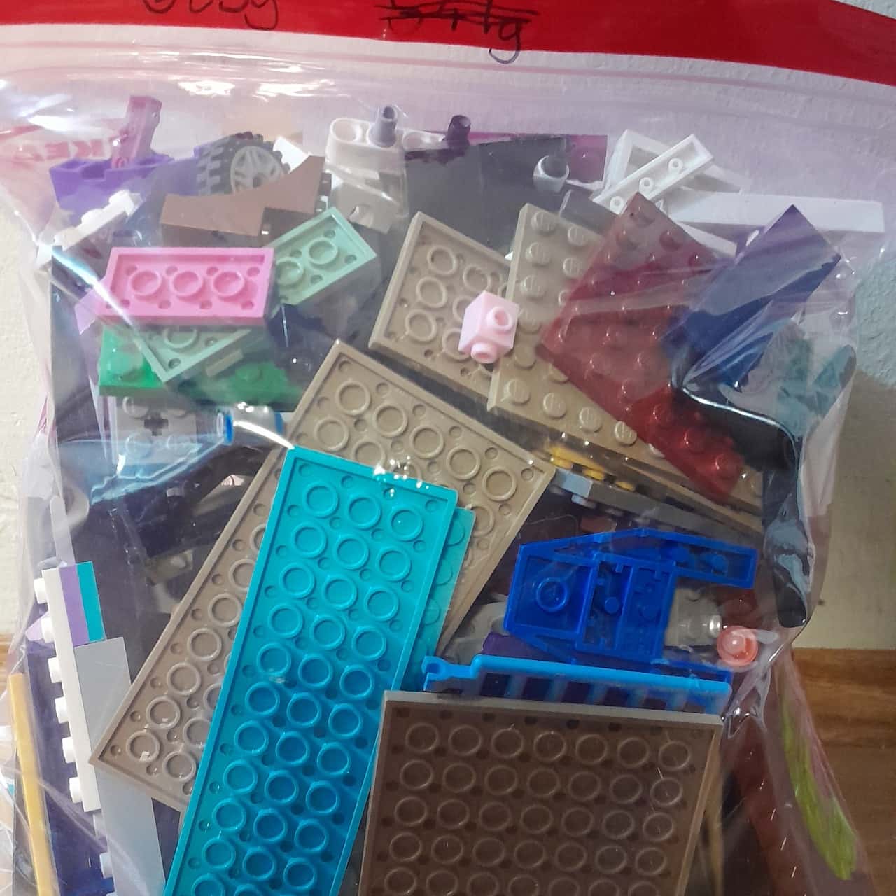 Bag of assorted lego pieces(s)