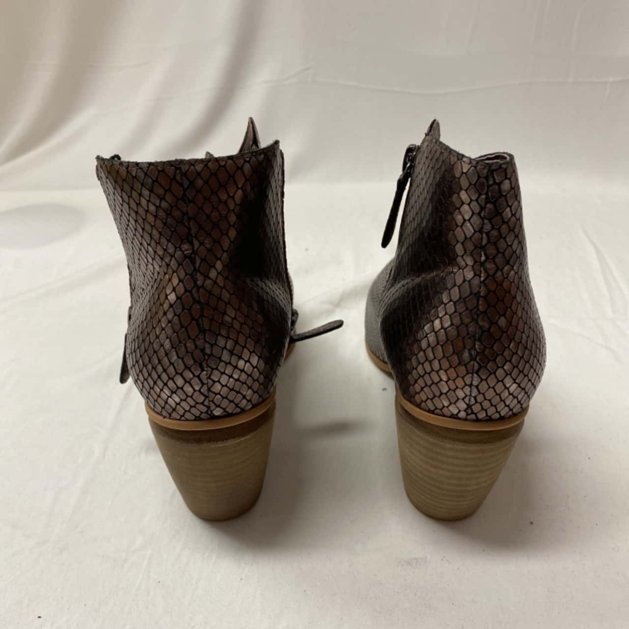 Django & Juliette Bronze Lizard Heel