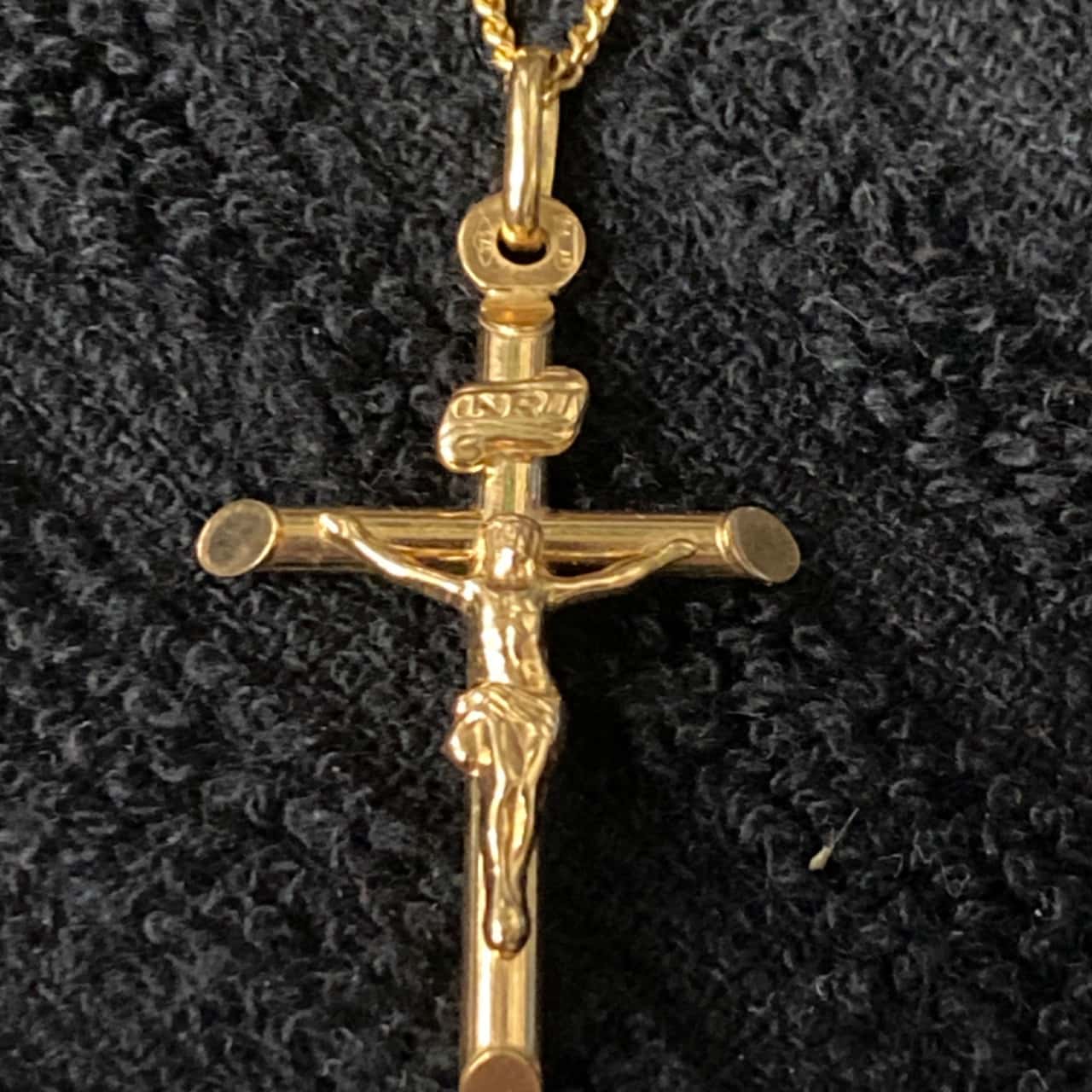 9 ct 375 chain and crucifix (s)