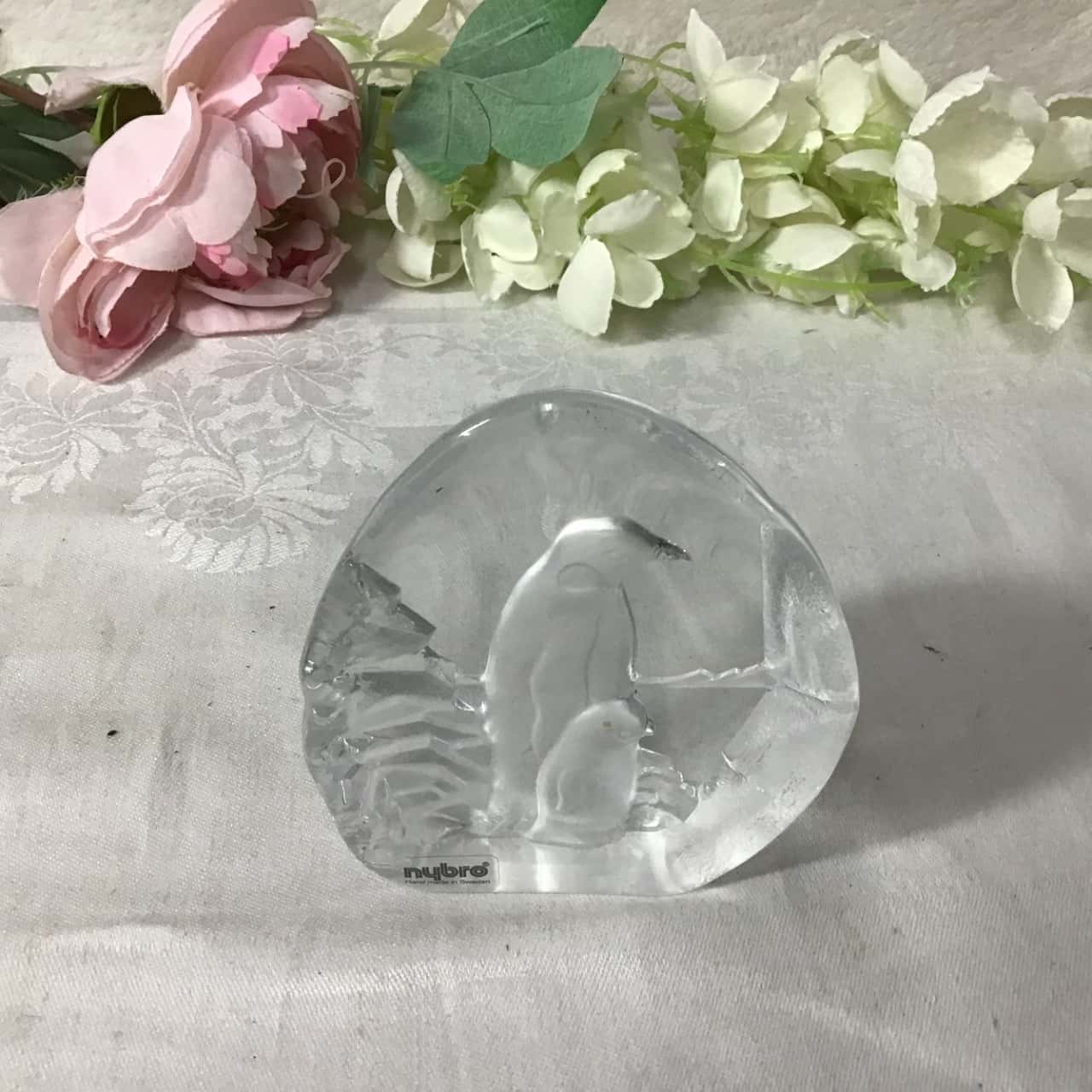 Nybro Crystal Etched Penguins Paperweight