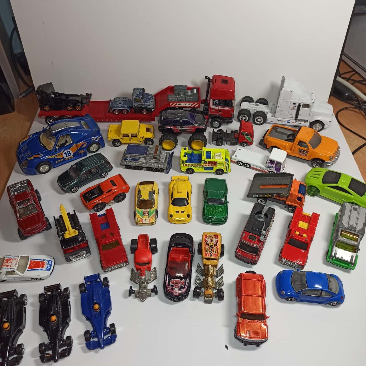 30+ Die cast cars bundle assorted hotwheel/matchbox various ages & Sizes(s)