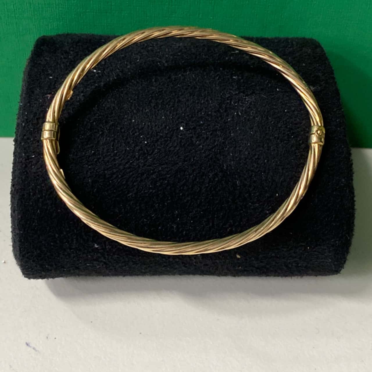 9ct gold copper filled bangle with clasp(s)