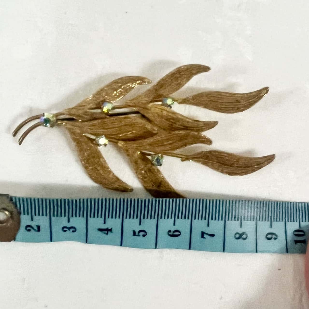 Vintage gold leaf/gem brooch- so divine.(s)