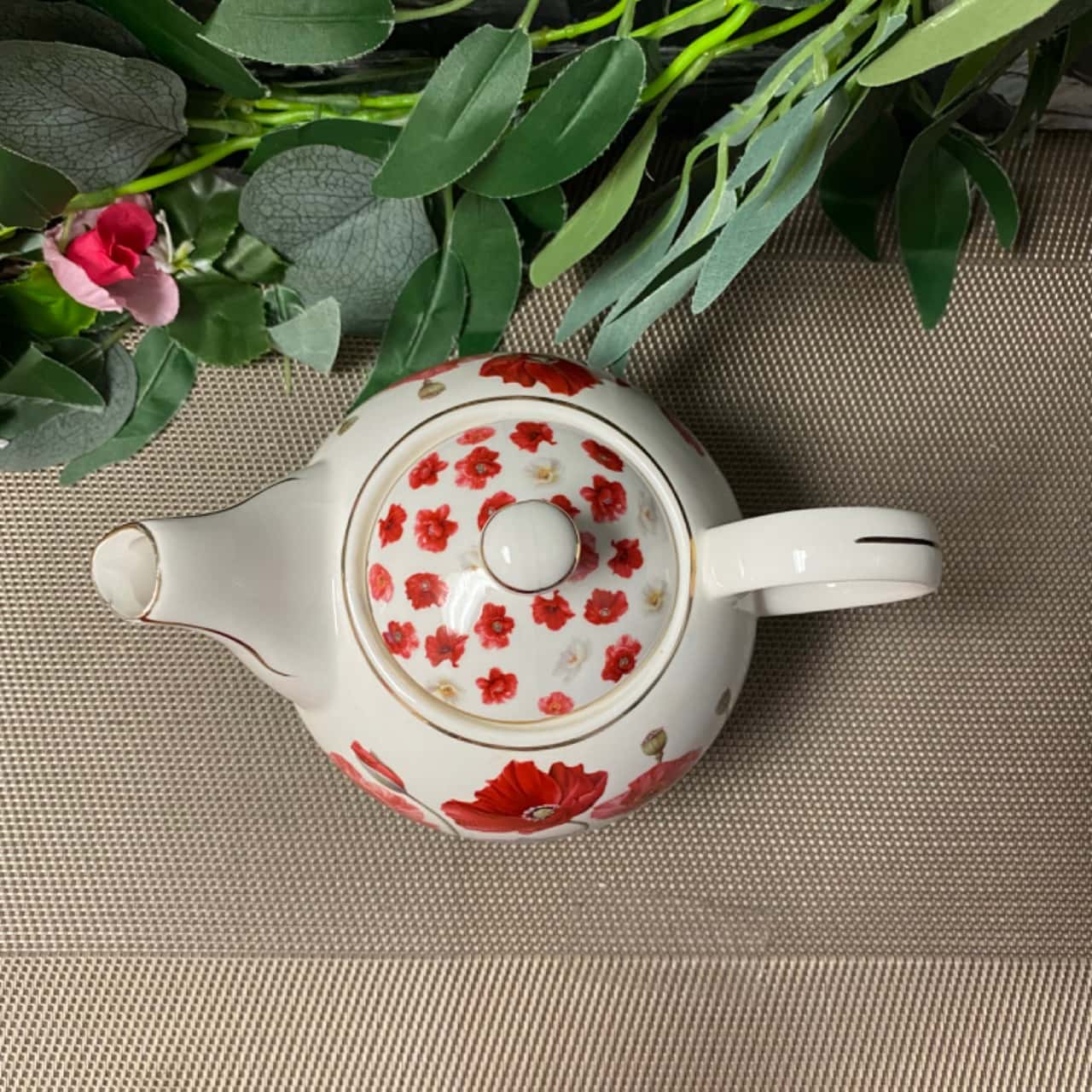 The England Collection Poppy teacup set. (s)