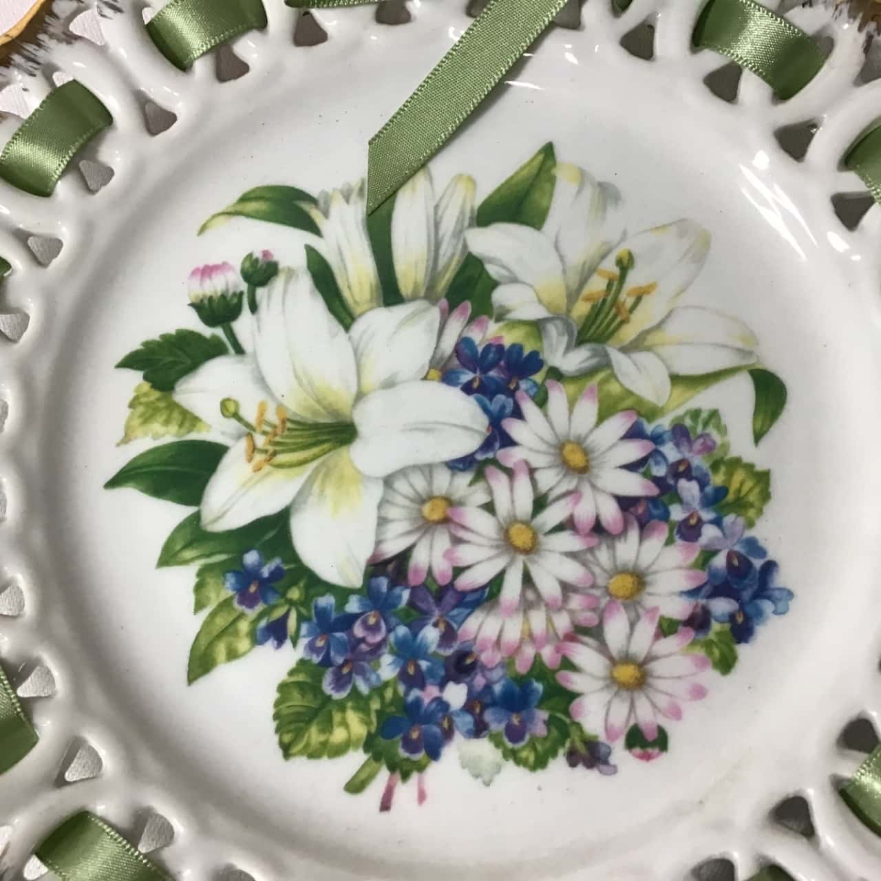 Minerva Collection Flowers of Love “Innocence” Ribbon Decorative Plate ...