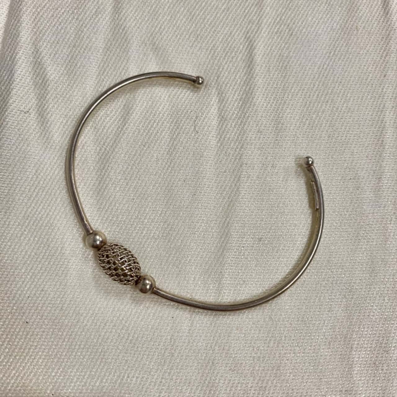 Elegant Italian silver bracelet with finely netted bead feature(s)