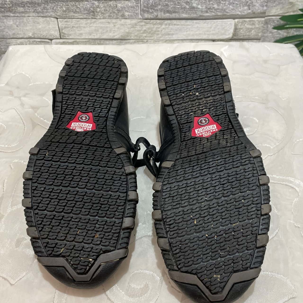 Skechers Womens Size 7 Trainers Black / Red