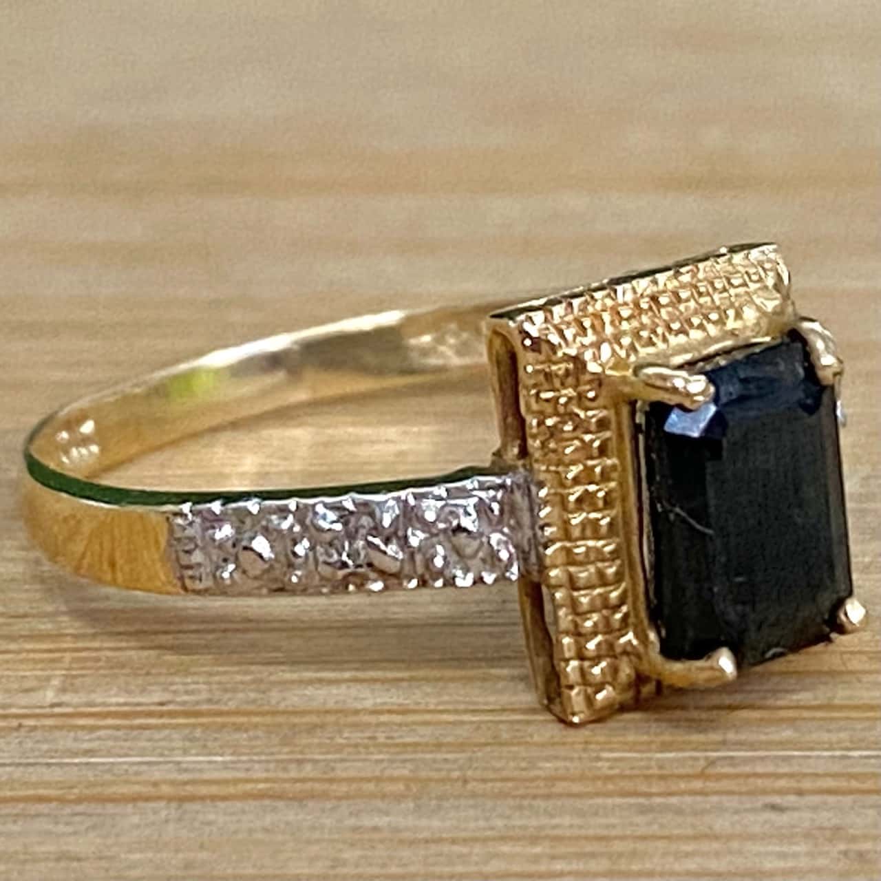 10 Karat Gold Black Stone Ring (Stamped 10K)(s)