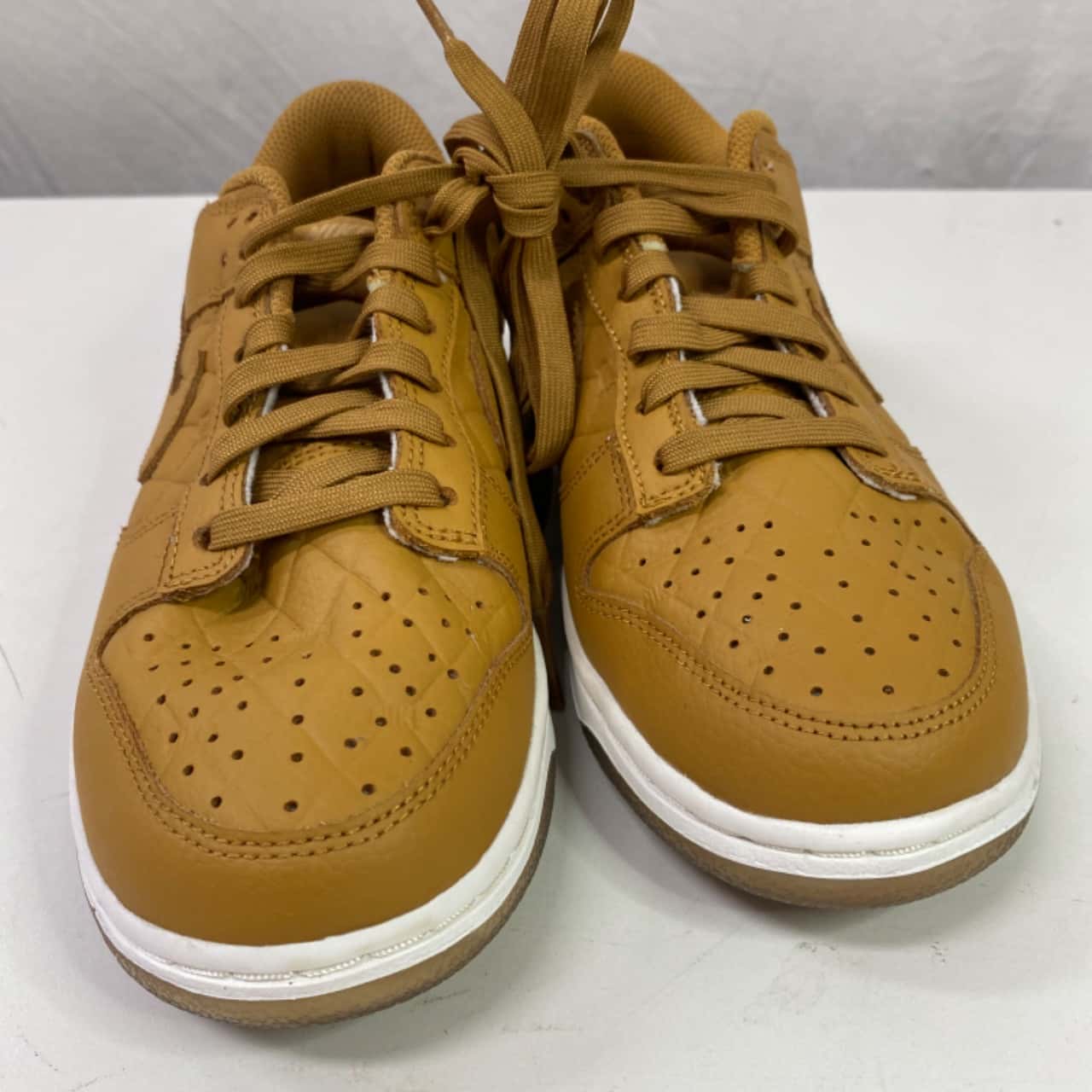 Women's Size 7 Wheat Colour Sneakers (s)
