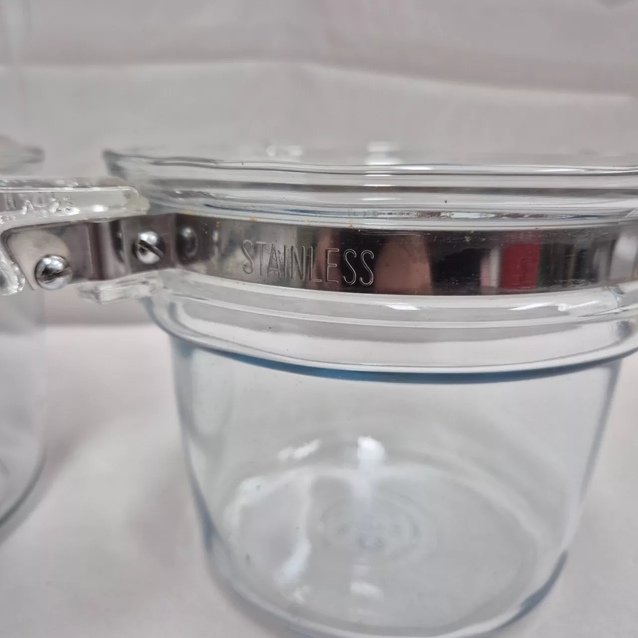 Pyrex Clear Glass Pots with 1x lid. (s)