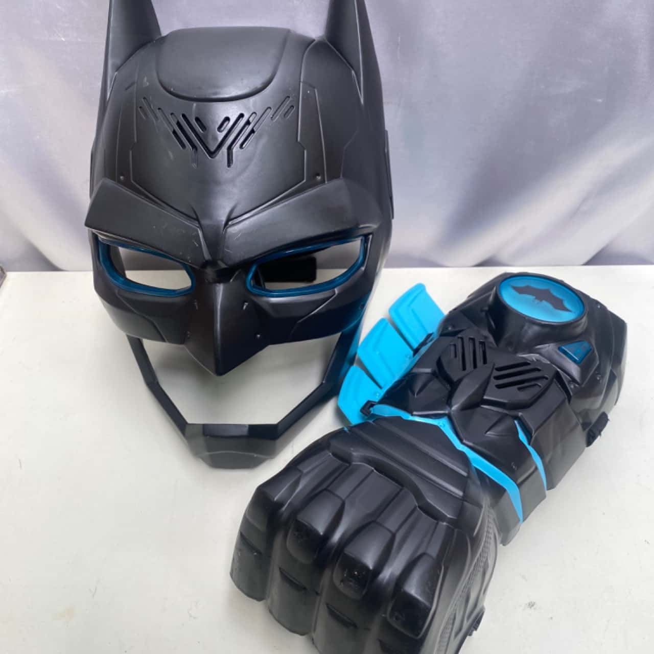 Batman Interactive Helmet & Gauntlet (s)