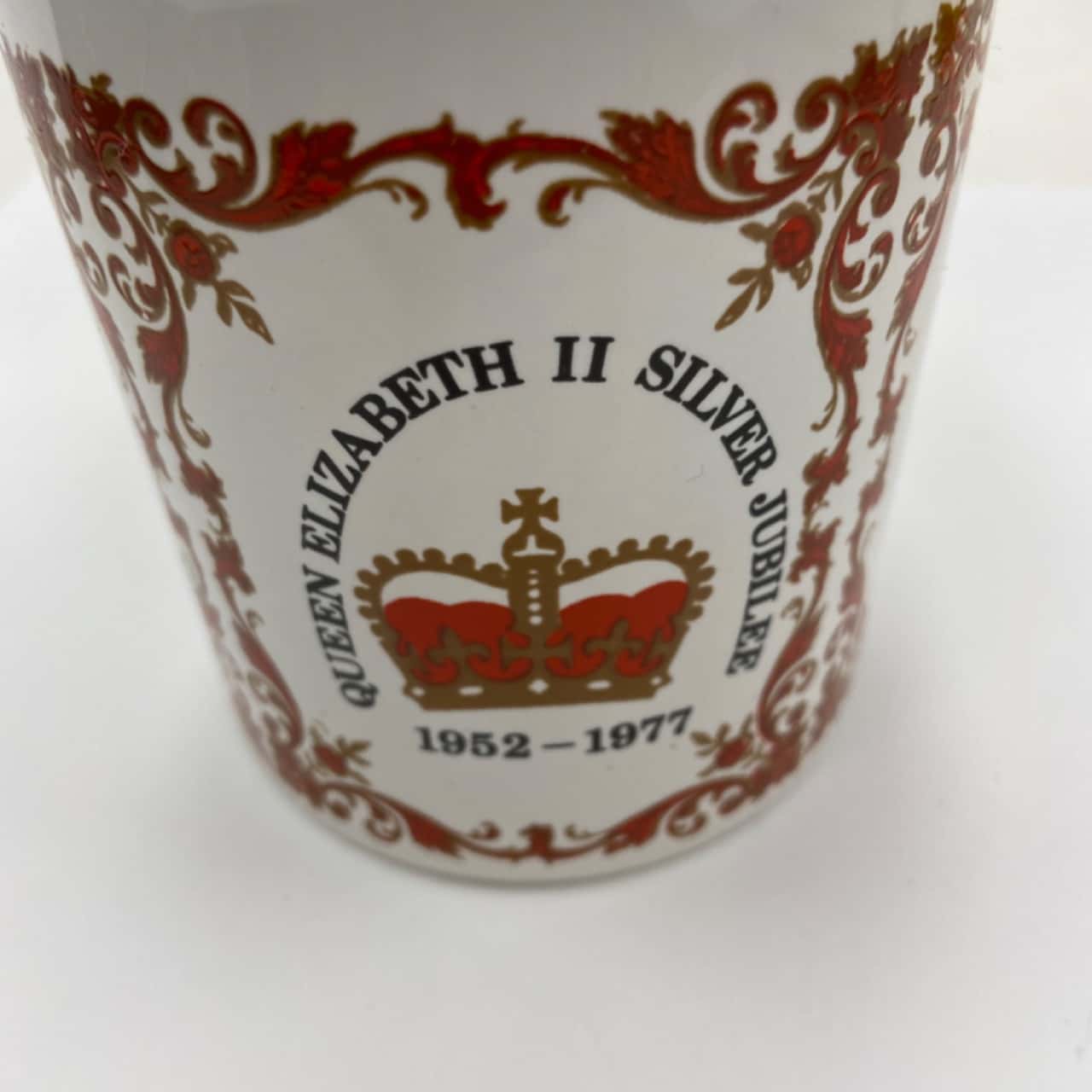 Queen Elizabeth silver jubilee mug ( 1977)
