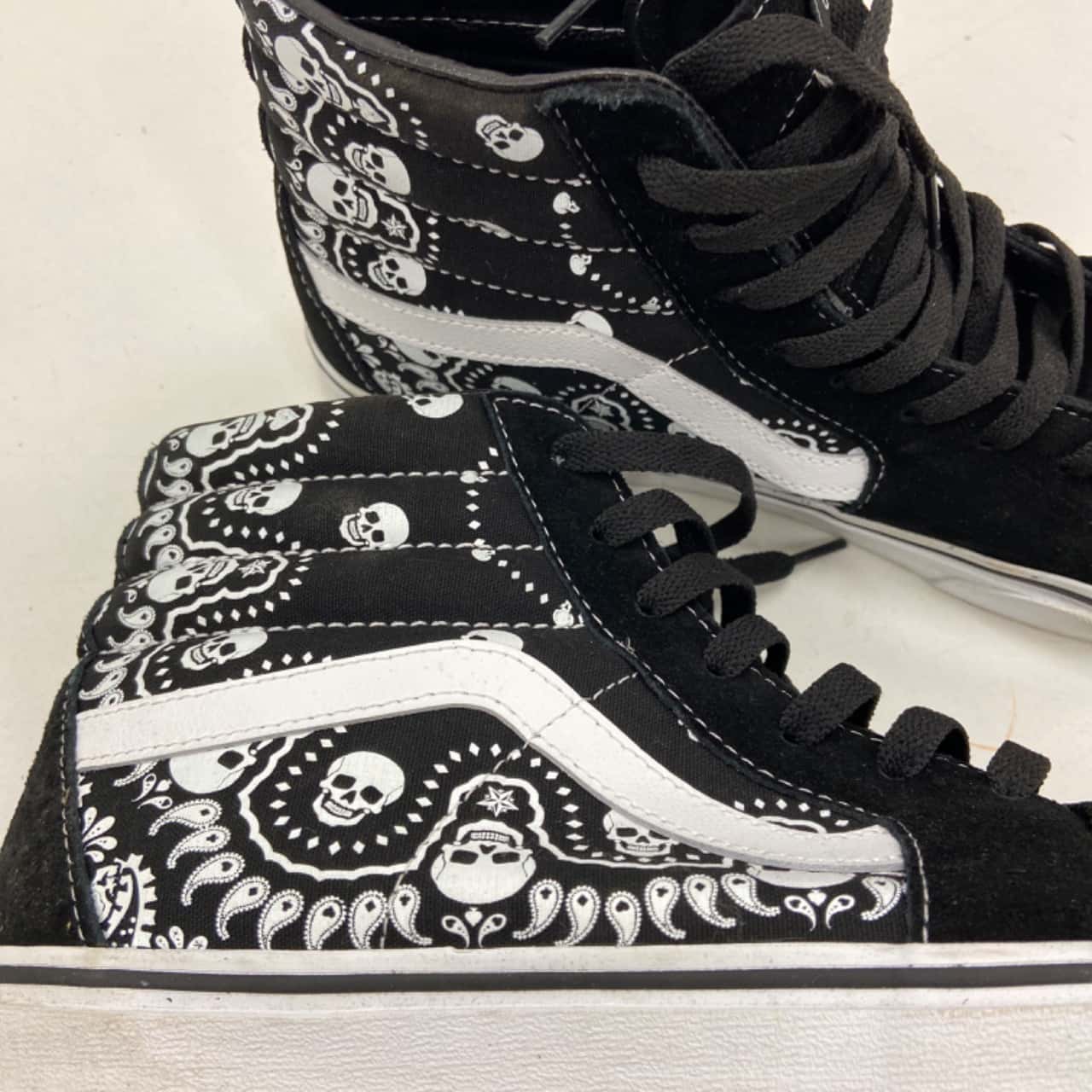 Mens Vans Size 11 Black skulls high tops