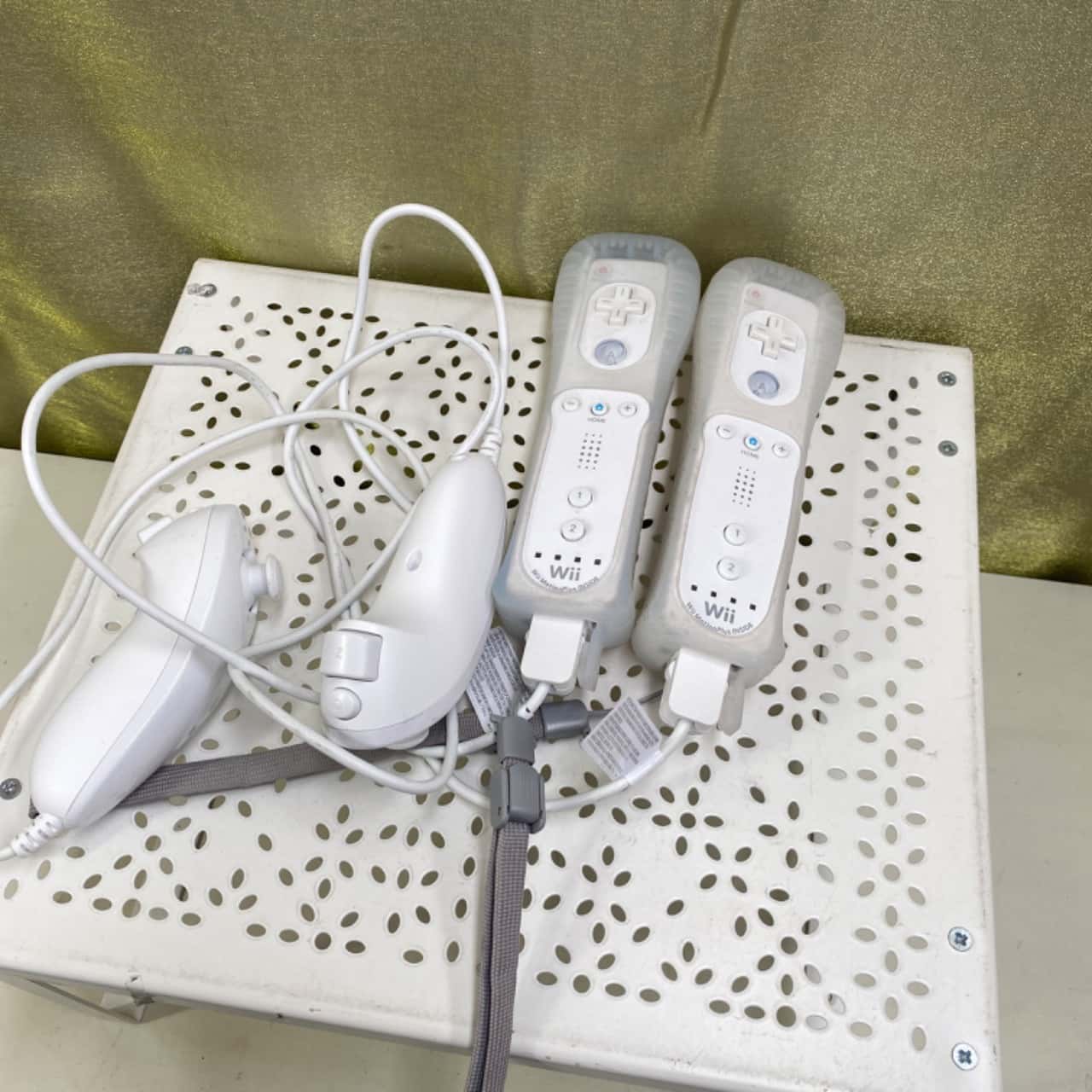 Nintendo Wii Remotes x 2 & 2 Nunchucks (s)