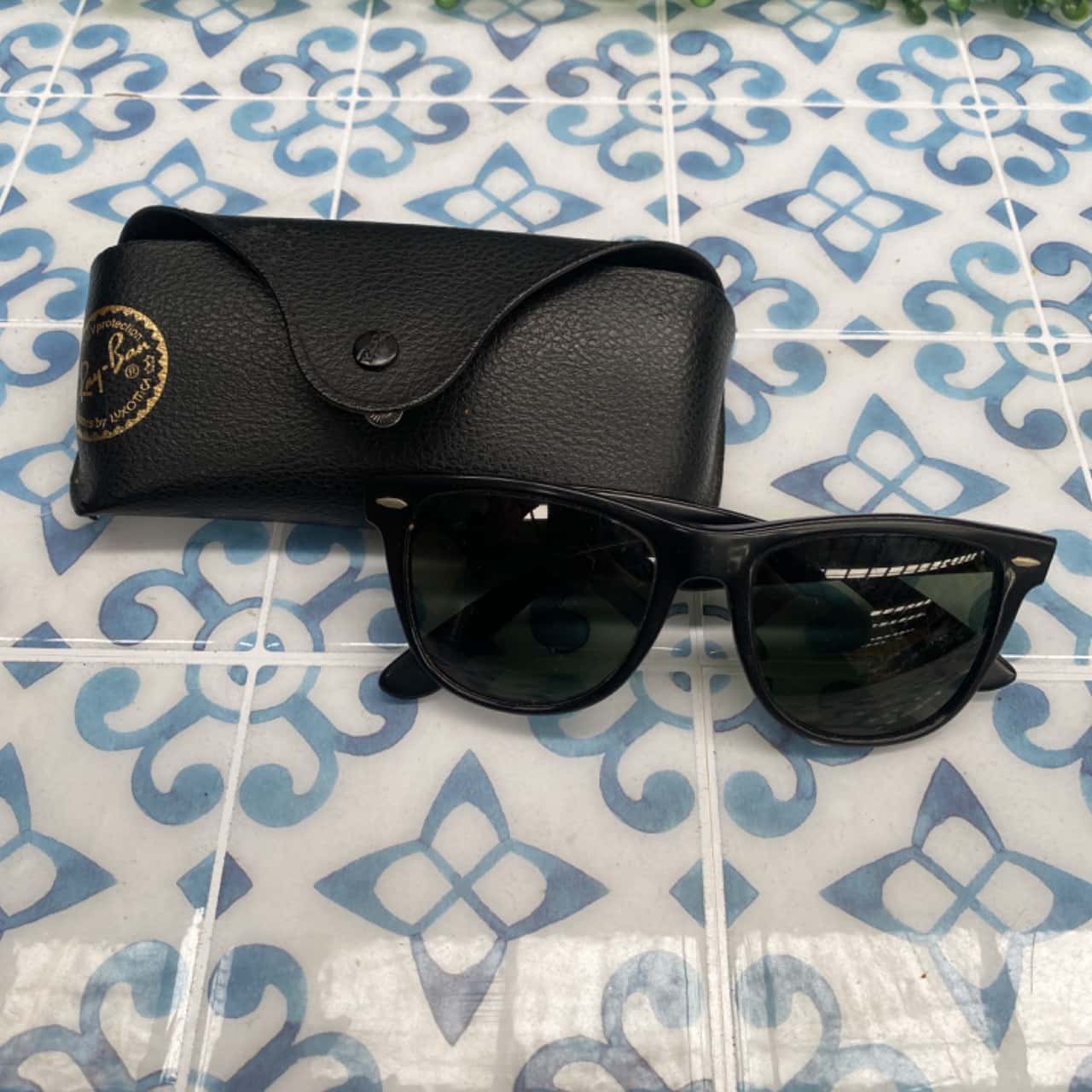 Ray-Ban black sunglasses with case (s)
