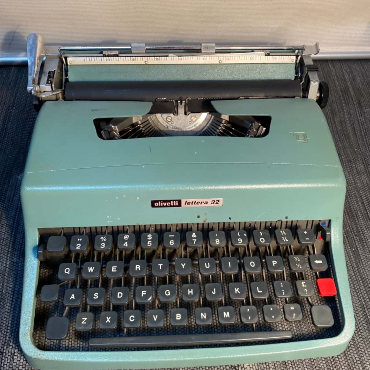 Olivetti lettera 32 typewriter with case (s)