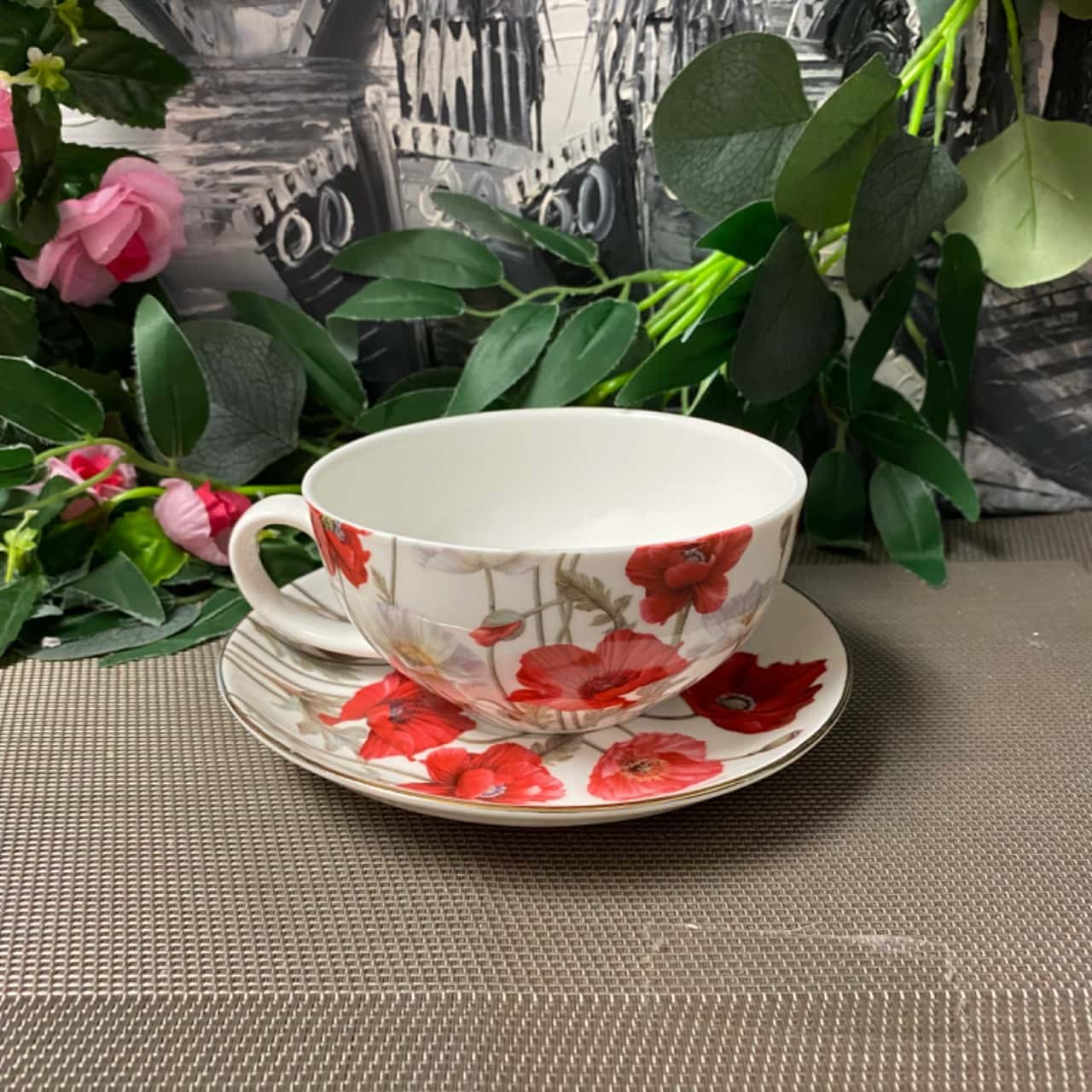 The England Collection Poppy teacup set. (s)
