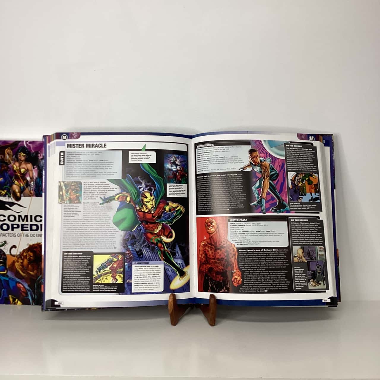 The DC comics Encyclopedia: The definitive guide to the characters of ...