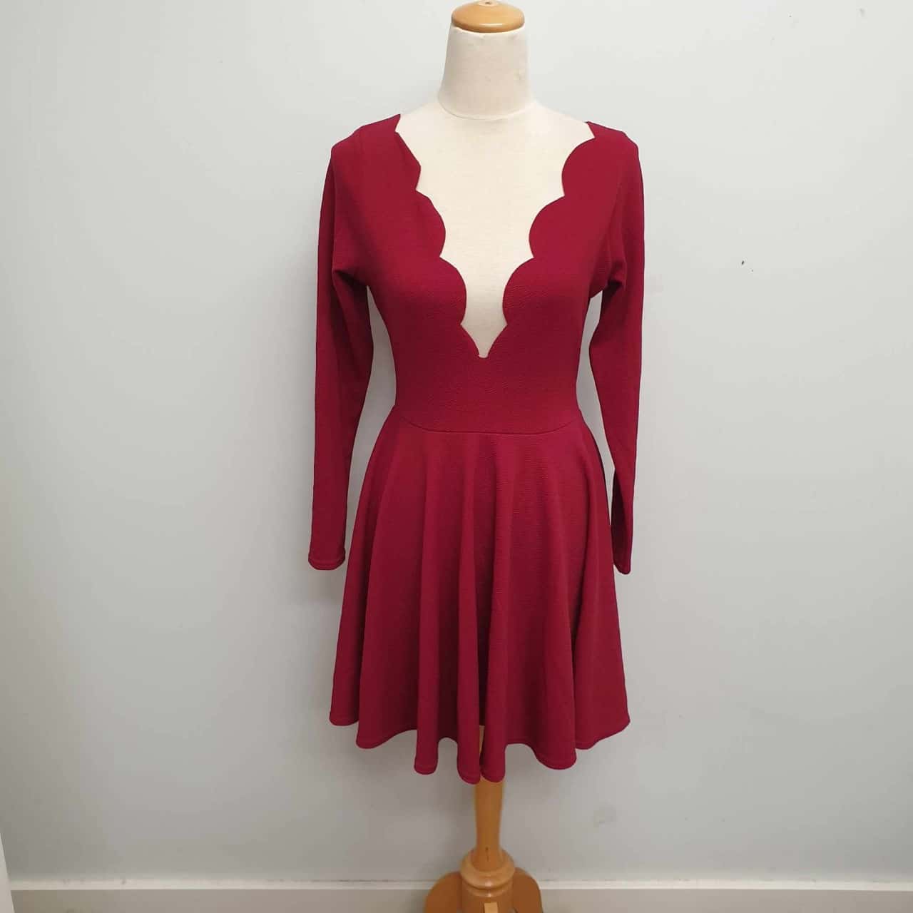 Boohoo Night Frey /Super Cute /Berry Red /Scallop Plunge Neckline /Long ...